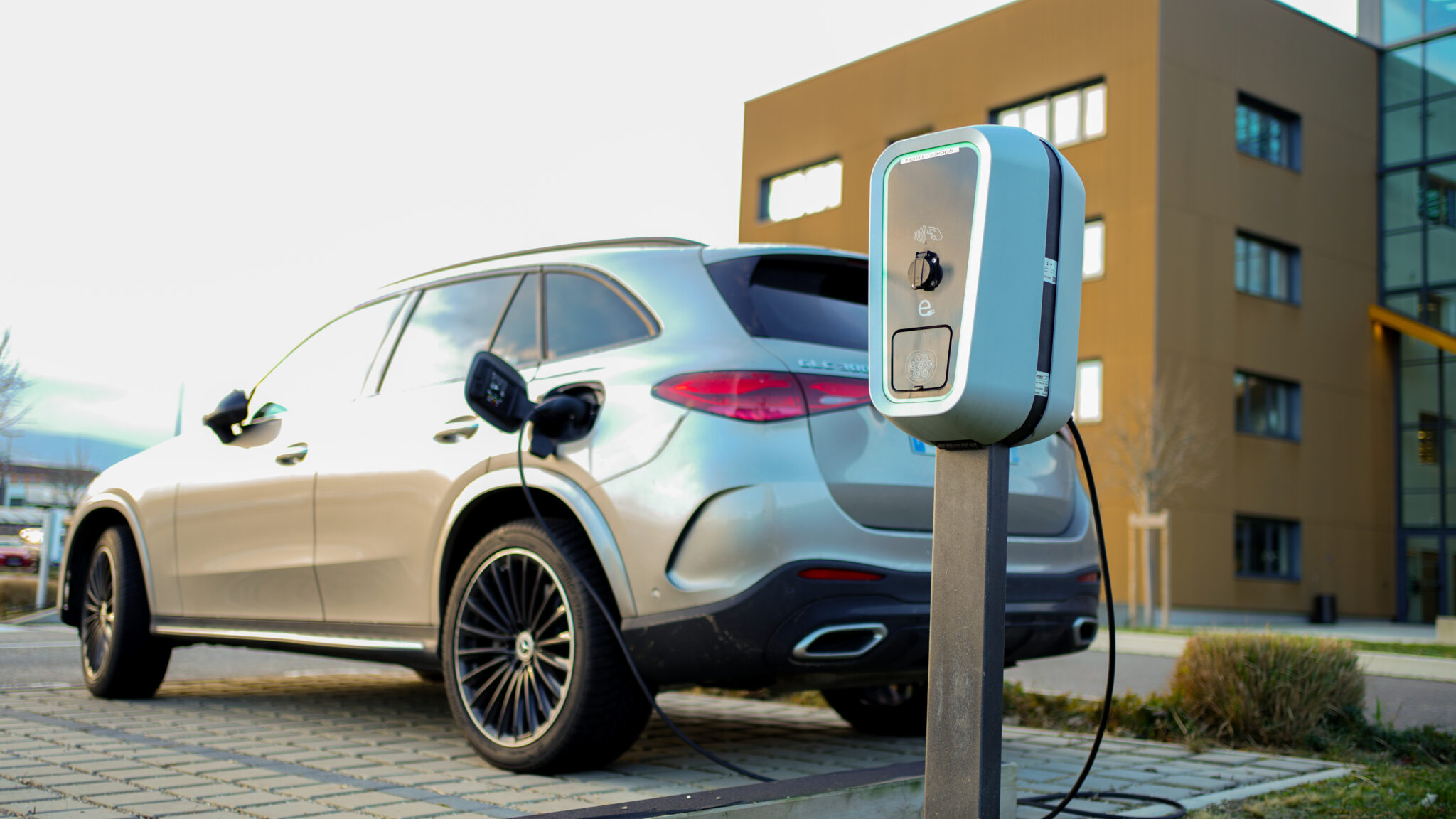 E-Totem, charging stations and solutions for electric vehicles.