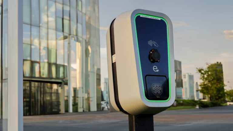 E-Totem, charging stations and solutions for electric vehicles.
